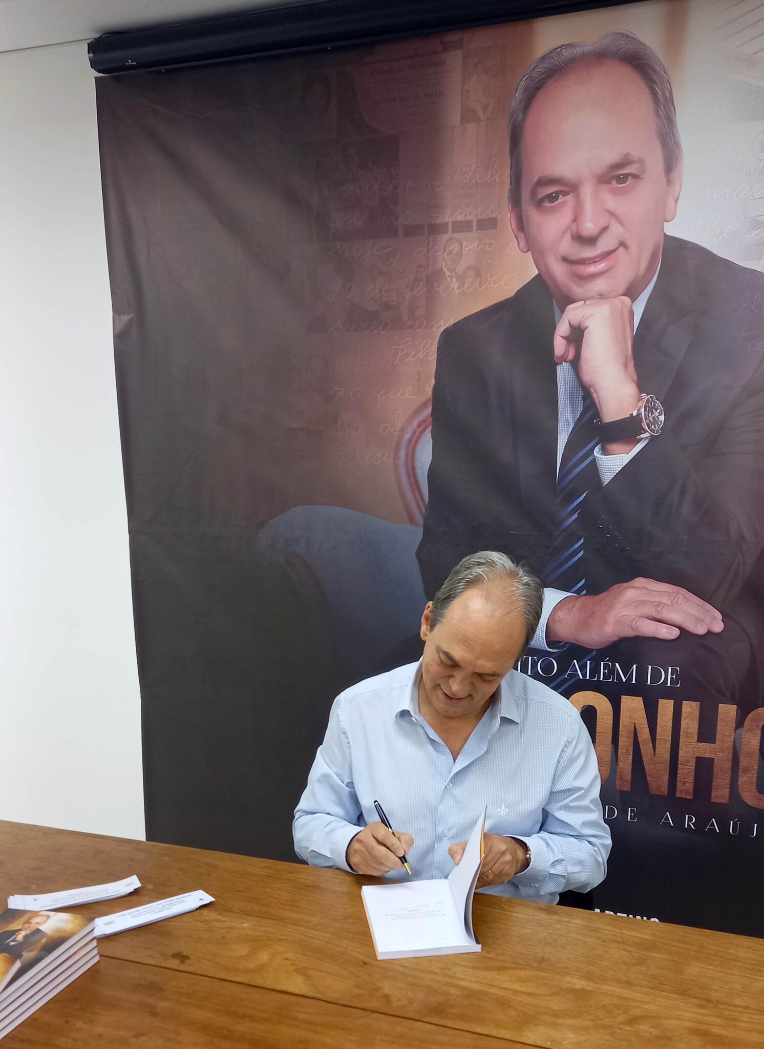 Empresário Luciano José de Araújo lança livro autobiográfico – CAMINHOS ...