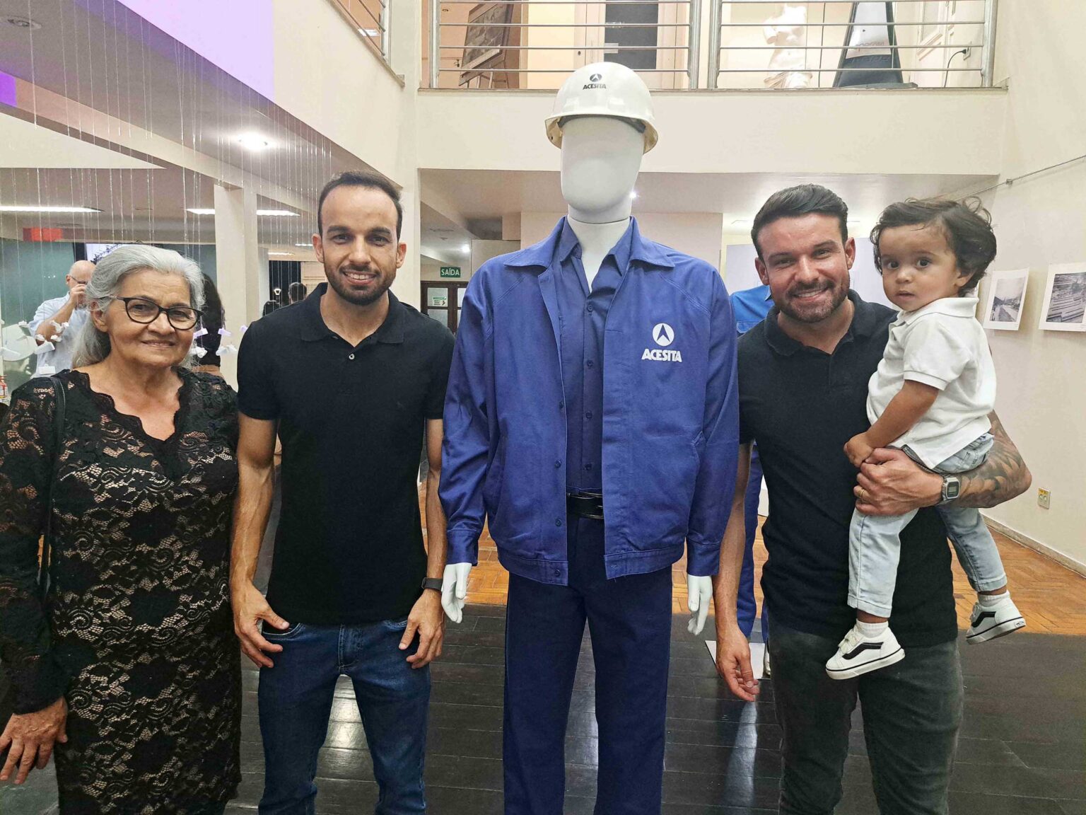 Exposição 80 anos Aperam resgata memória da empresa com objetos da ...